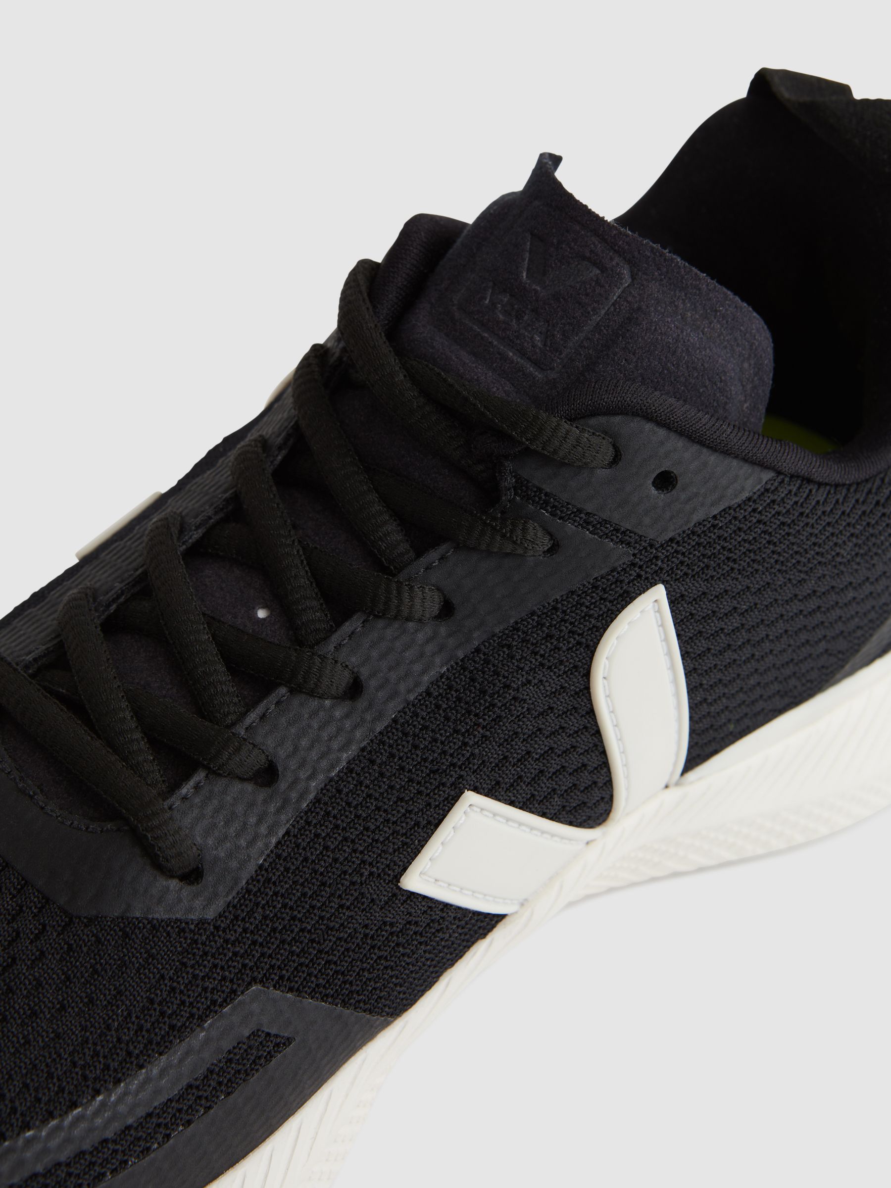 Reiss Reiss Impala Lightweight Trainers in Cream/Black - REISS