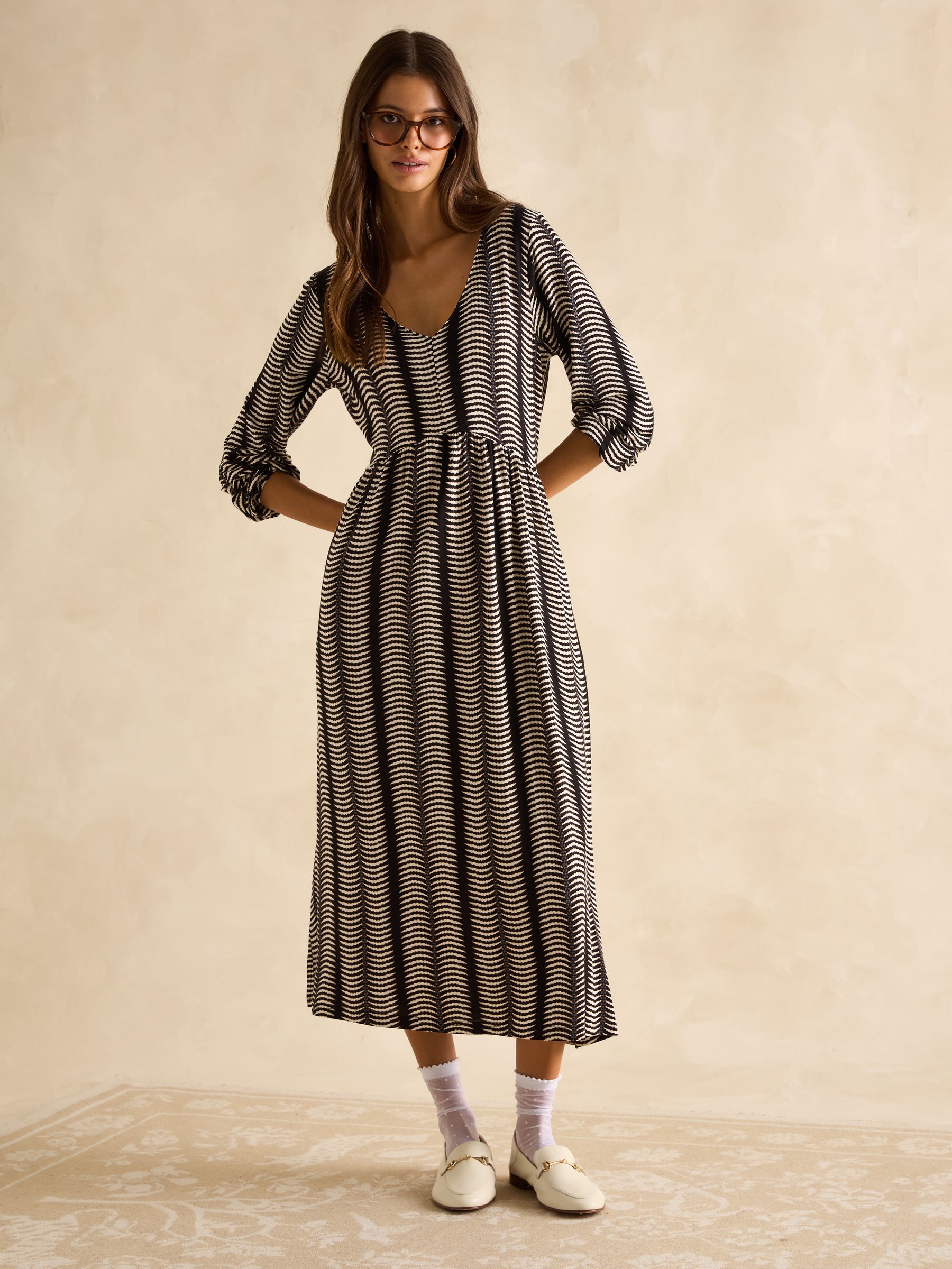 Nia Black & Tan V-Neck Long Sleeve Midaxi Dress | Joules